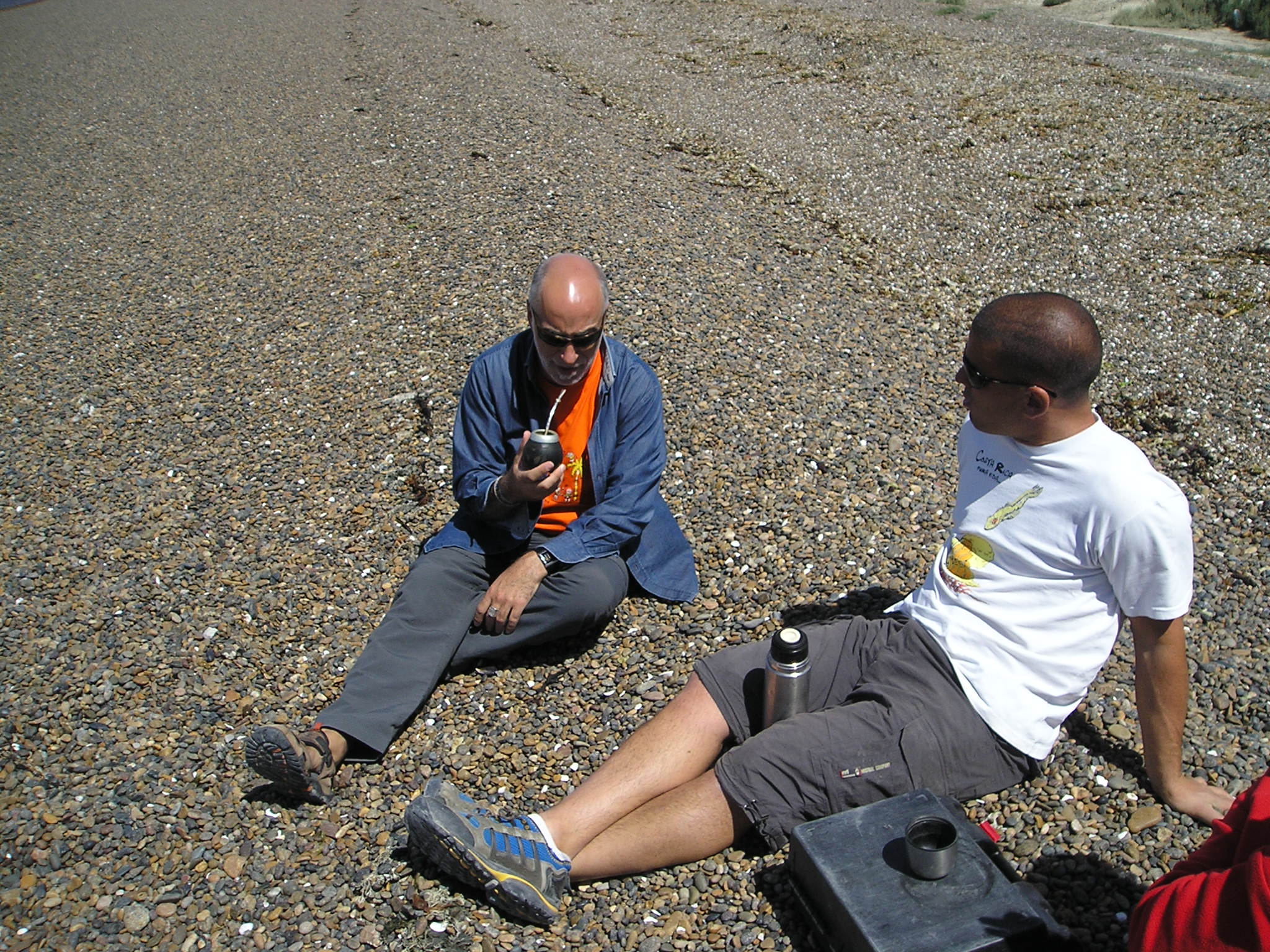 Cebando un mate a la playa Paraná - Xavier Capdevila, en bloc